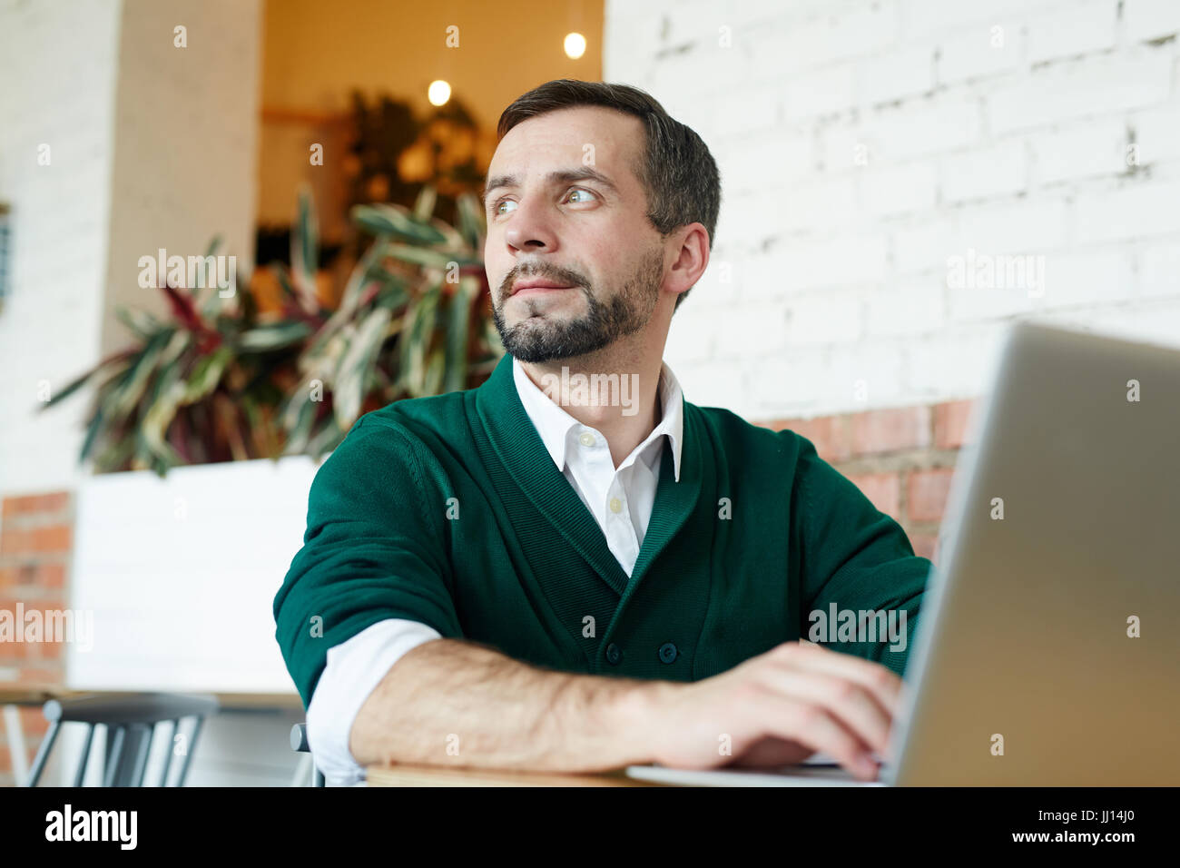 Man browsing hi-res stock photography and images - Alamy