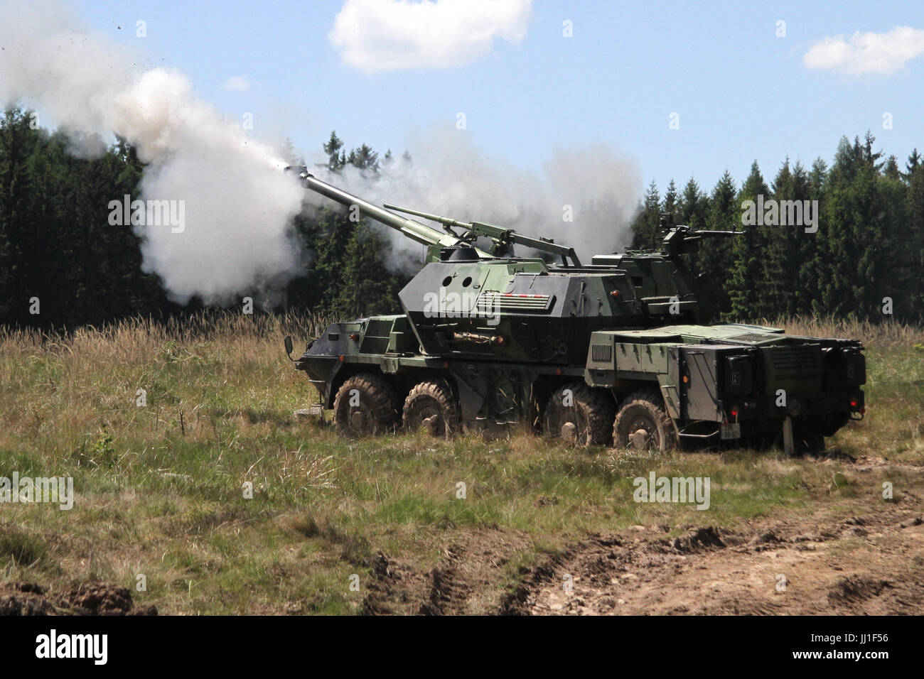 Czech army self-propelled gun howitzer 152mm SpGH DANA model 77 Stock ...