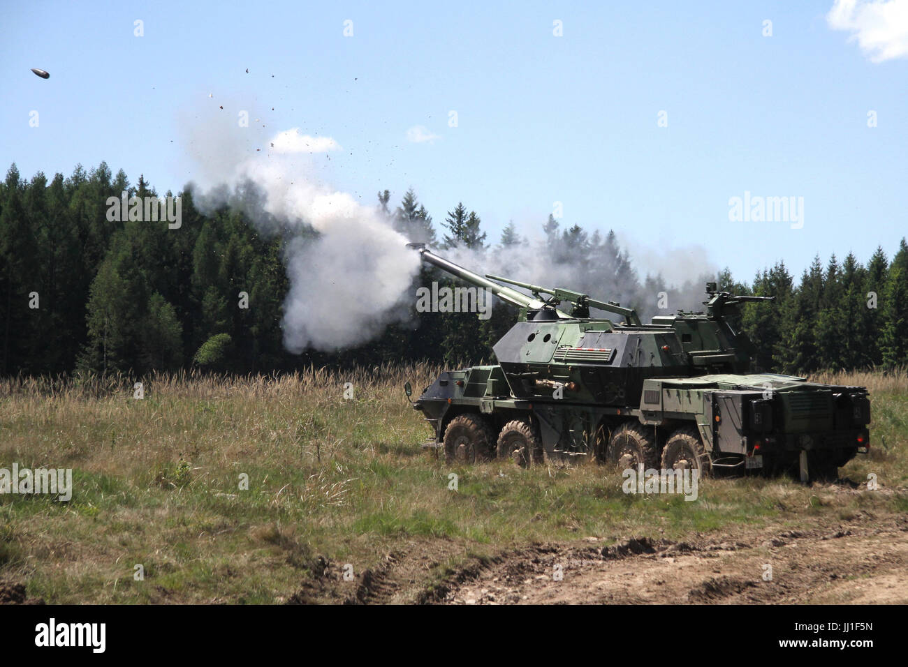 Czech army self-propelled gun howitzer 152mm SpGH DANA model 77 Stock ...