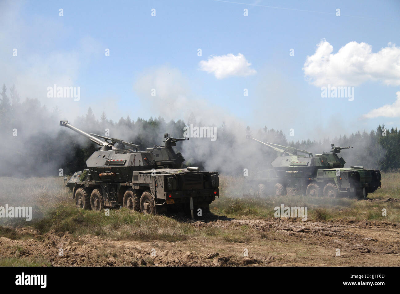 Czech army self-propelled gun howitzer 152mm SpGH DANA model 77 Stock ...