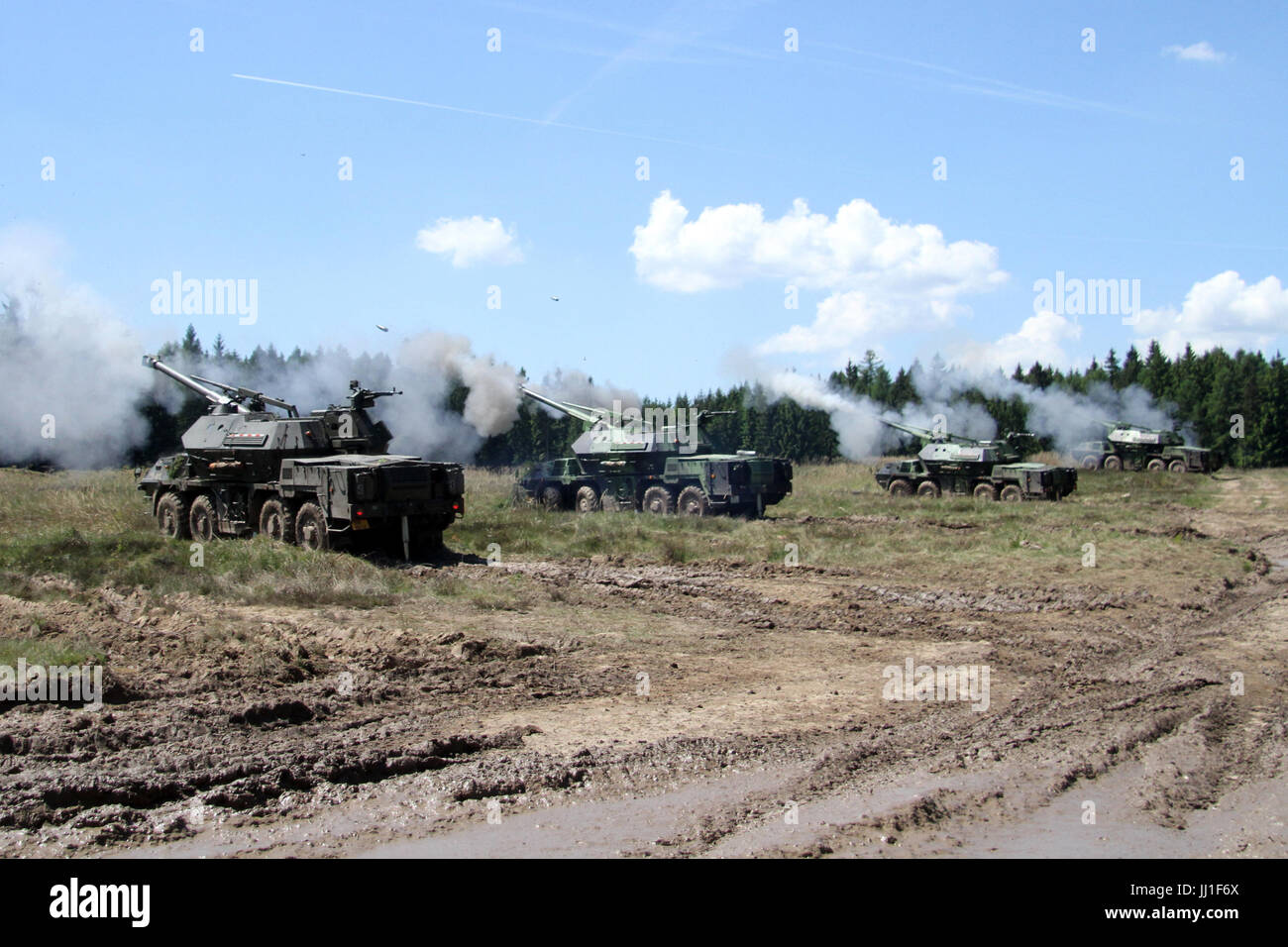 Czech army self-propelled gun howitzer 152mm SpGH DANA model 77 Stock ...