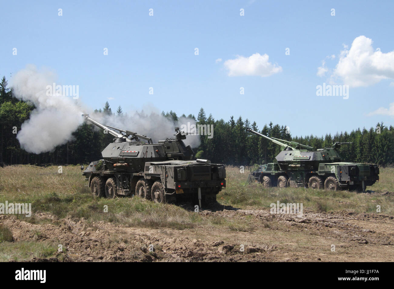 Czech army self-propelled gun howitzer 152mm SpGH DANA model 77 Stock ...