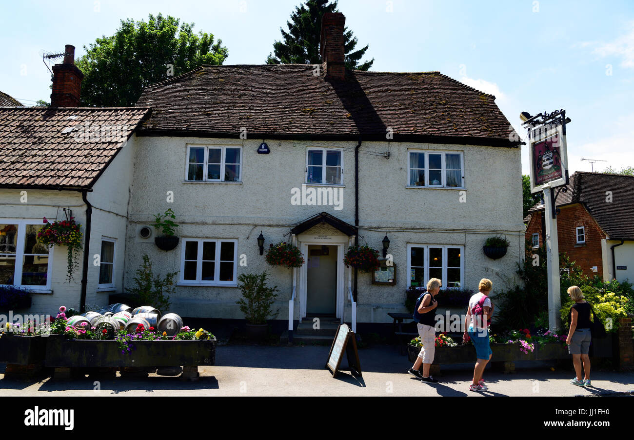 Traditional english public house hanging hi-res stock photography and ...