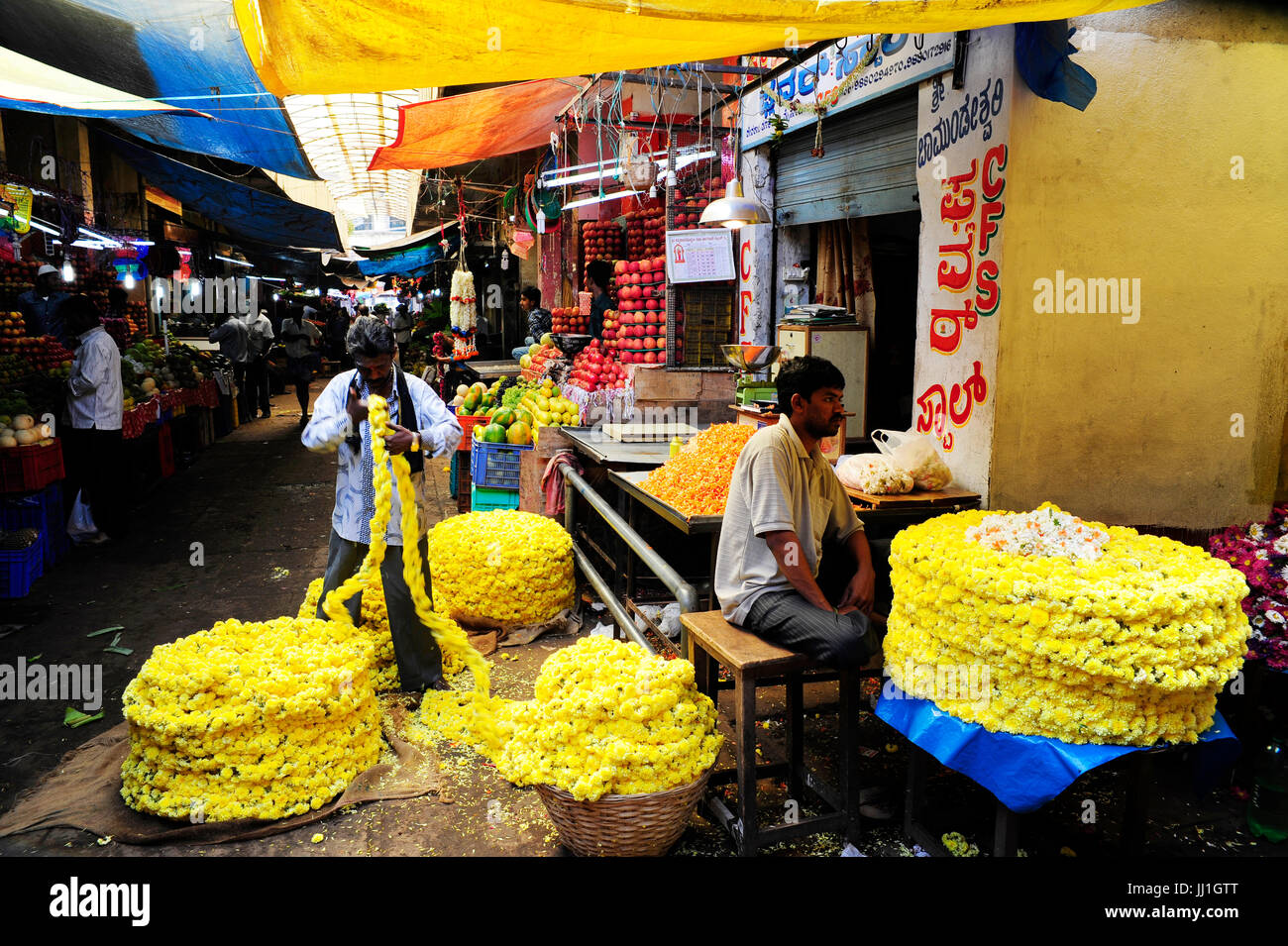 Indian people at the busy Devaraja Flower Market at Mysore, Karnataka ...
