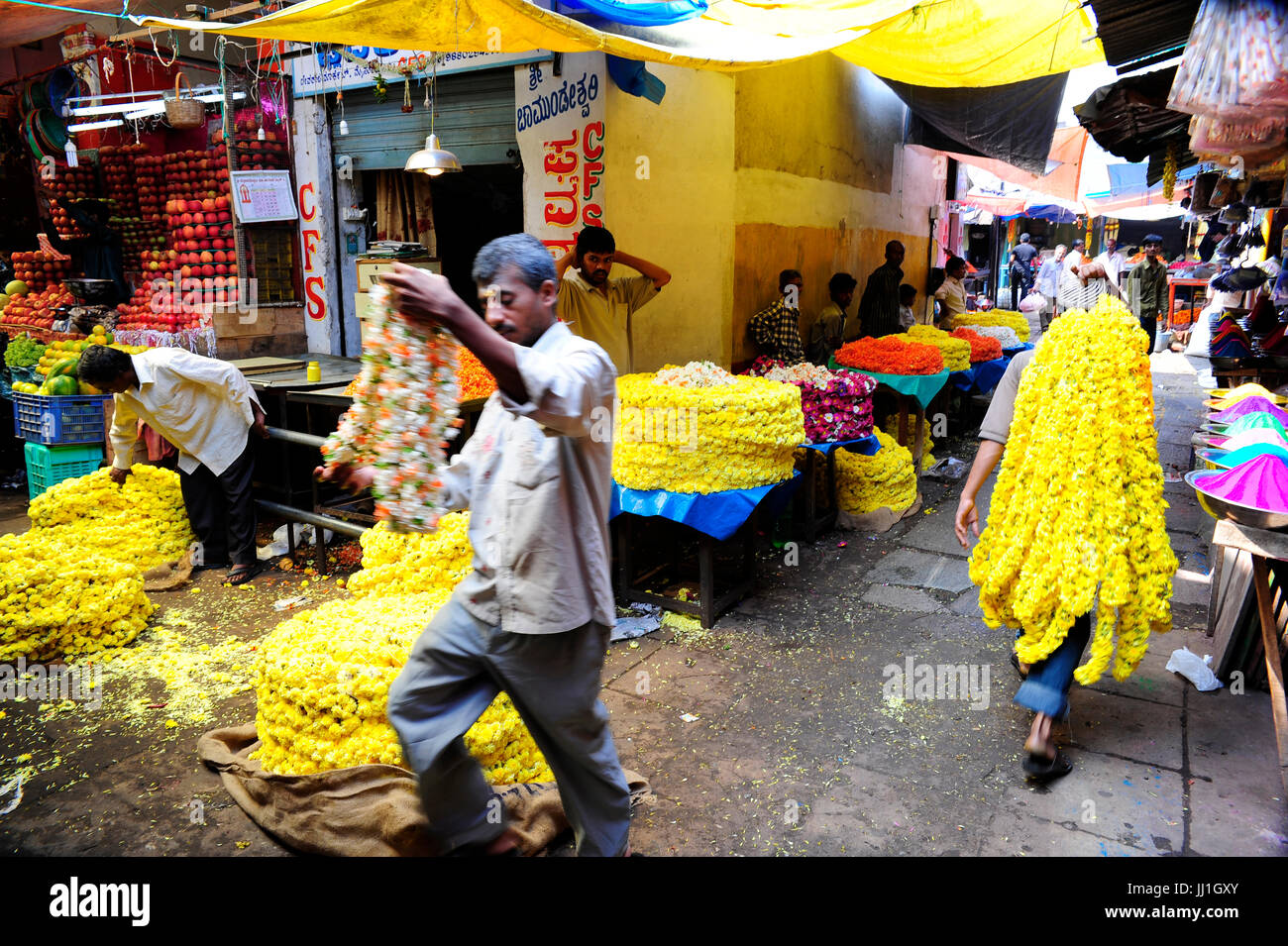 Indian people at the busy Devaraja Flower Market at Mysore, Karnataka ...