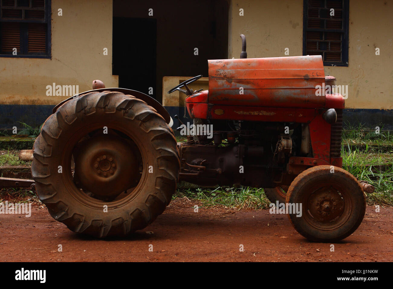 Lawn tractors hi-res stock photography and images - Alamy
