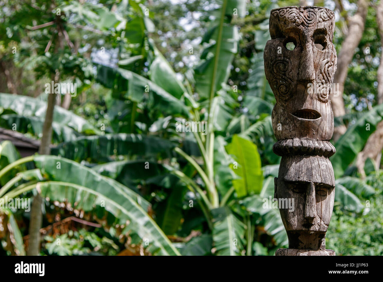 Tribal statue hi-res stock photography and images - Alamy