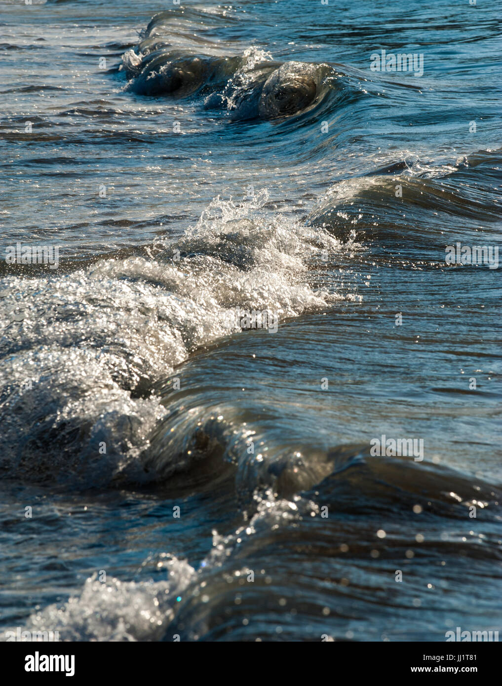 Crushing waves hi-res stock photography and images - Alamy