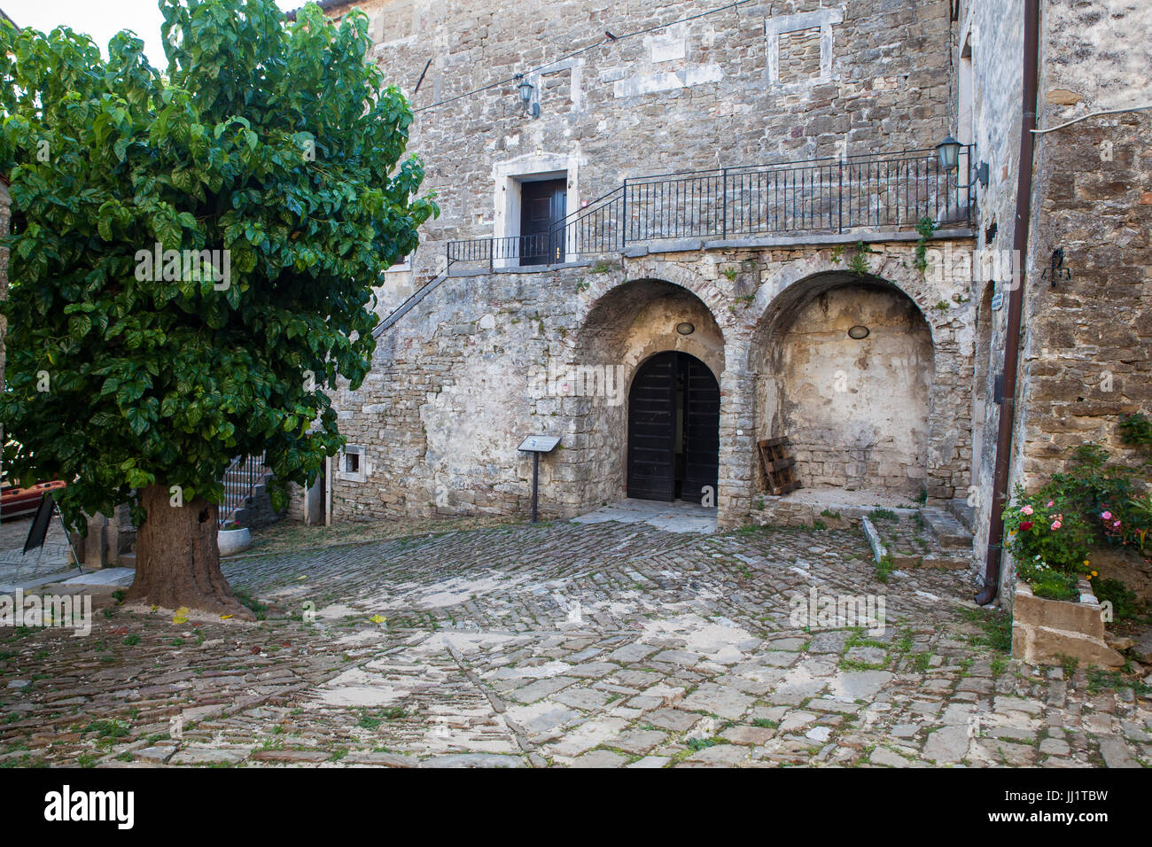 Typical courtyard in Groznjan, Istria. Croatia Stock Photo - Alamy