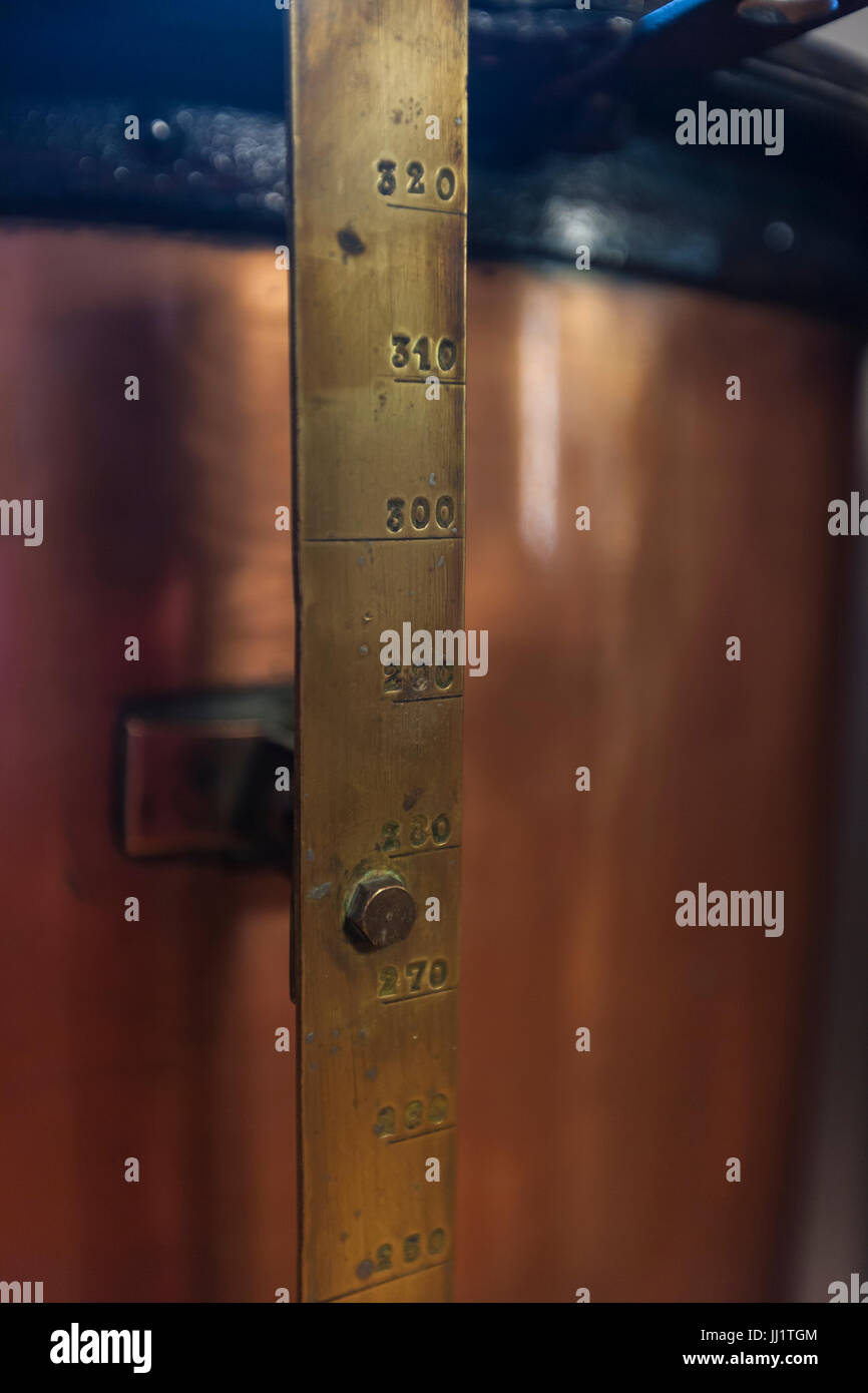 Perfume distillation hi-res stock photography and images - Alamy