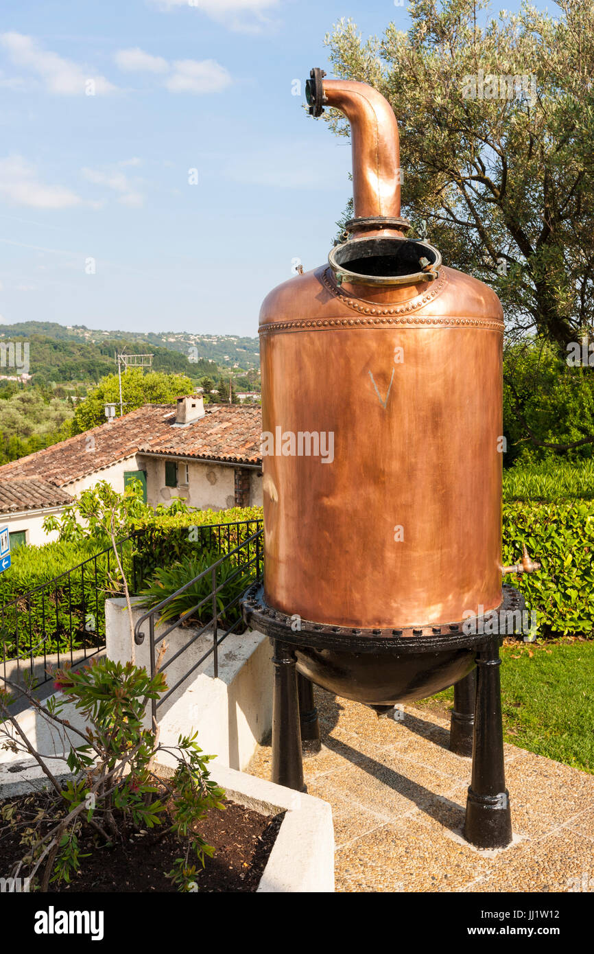 Perfume making hi-res stock photography and images - Alamy