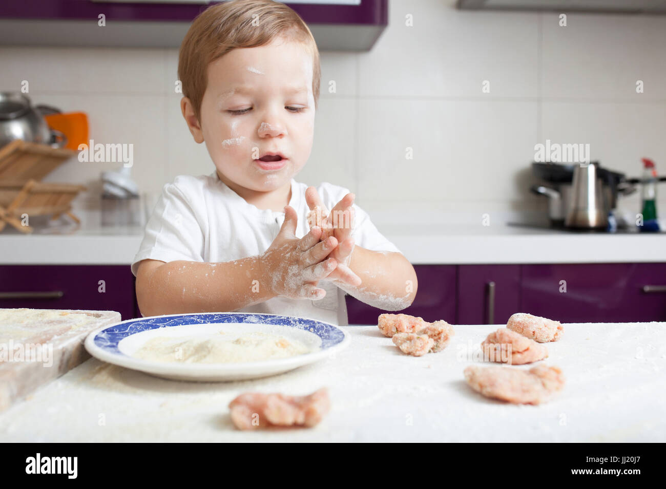 Meatballs chef hi-res stock photography and images - Alamy