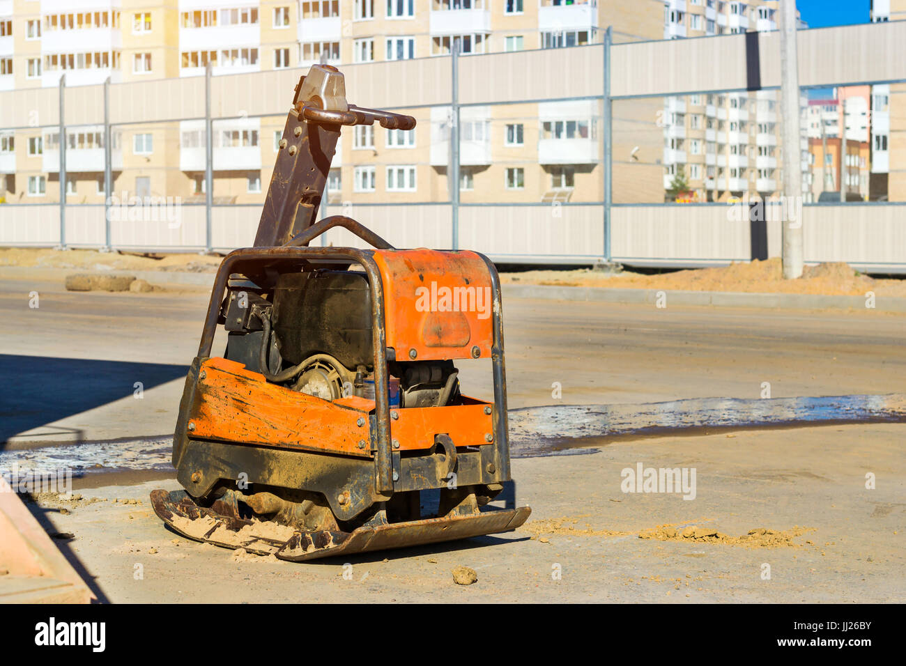Manual ramming machine for compacting soil on construction of high ...