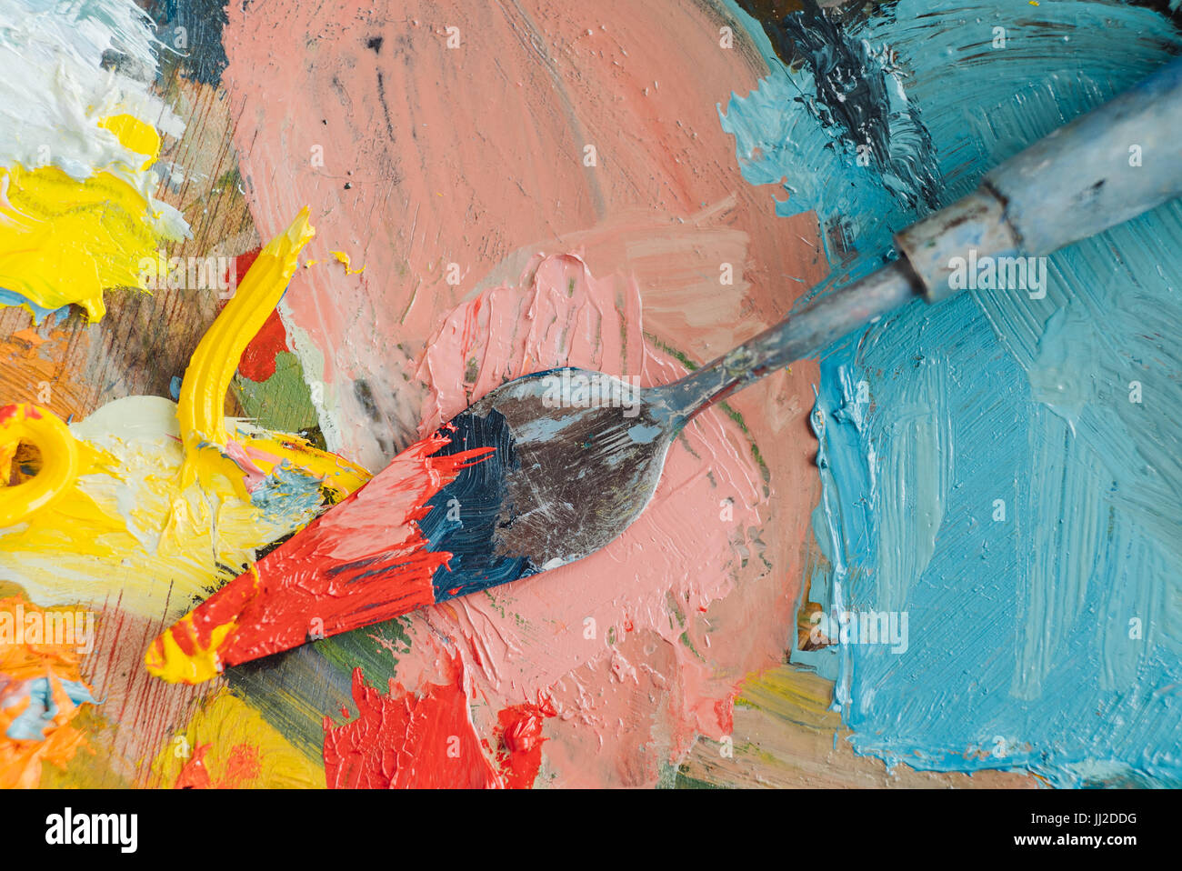 Palette knife with oil painting colors on pallette background Stock ...
