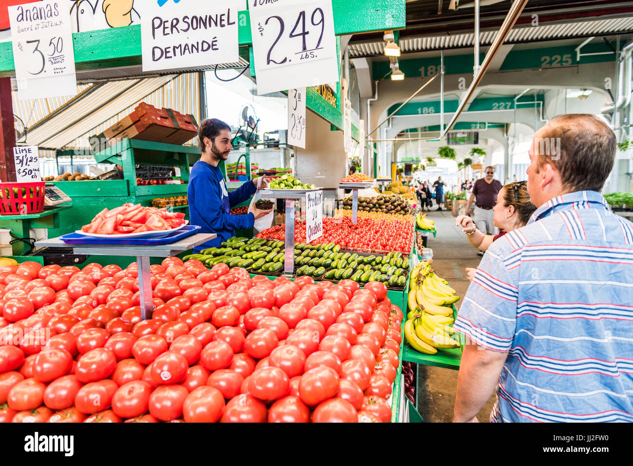 Tomato stand hi-res stock photography and images - Alamy