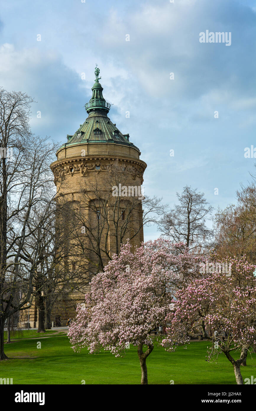 The famous landmark "Wasserturm" at the Friedrichsplatz in Mannheim ...