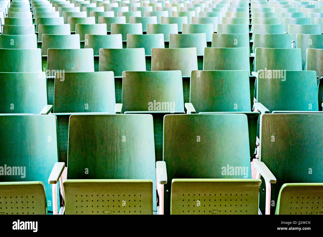 Rows of chairs in a assembly hall, Stuhlreihen in einer Aula Stock ...