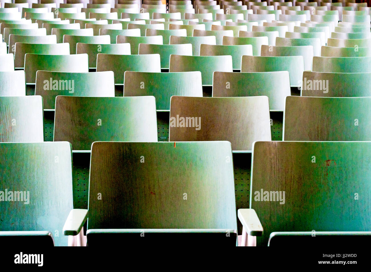 Rows of chairs in a assembly hall, Stuhlreihen in einer Aula Stock ...