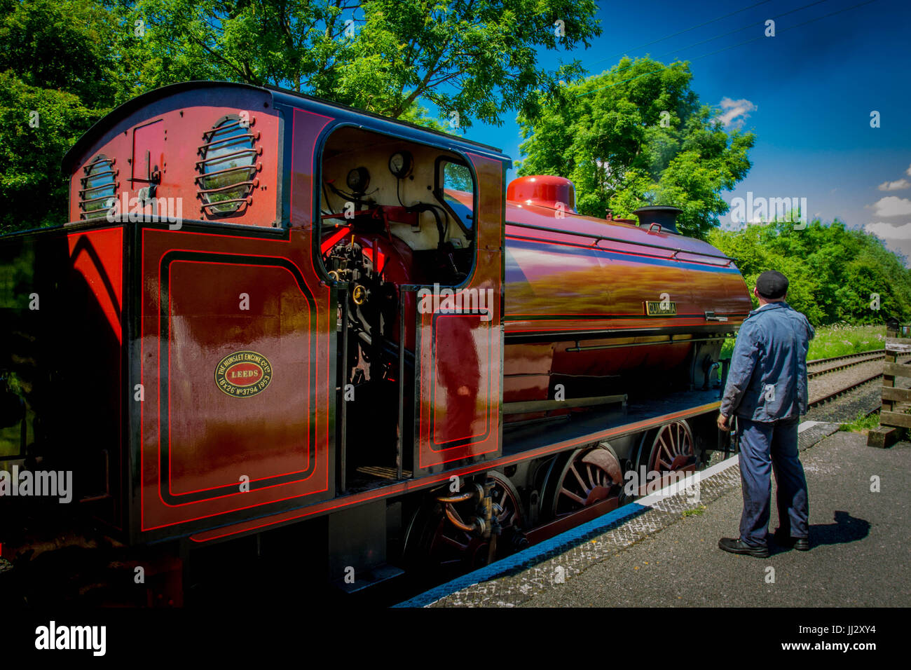 Red steam locomotive hi-res stock photography and images - Alamy