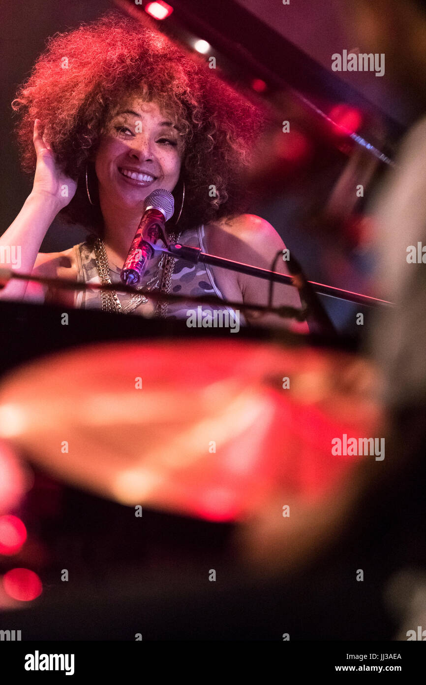 Singer kandace springs hi-res stock photography and images - Alamy