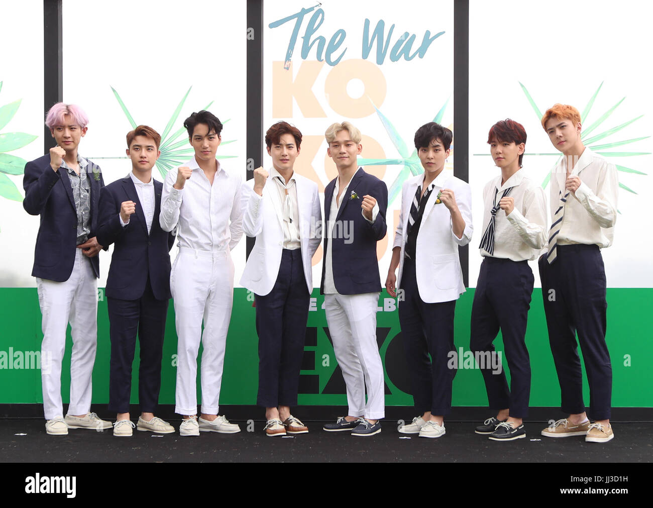 Boy band EXO releases new album K-pop boy band EXO poses for the camera ...