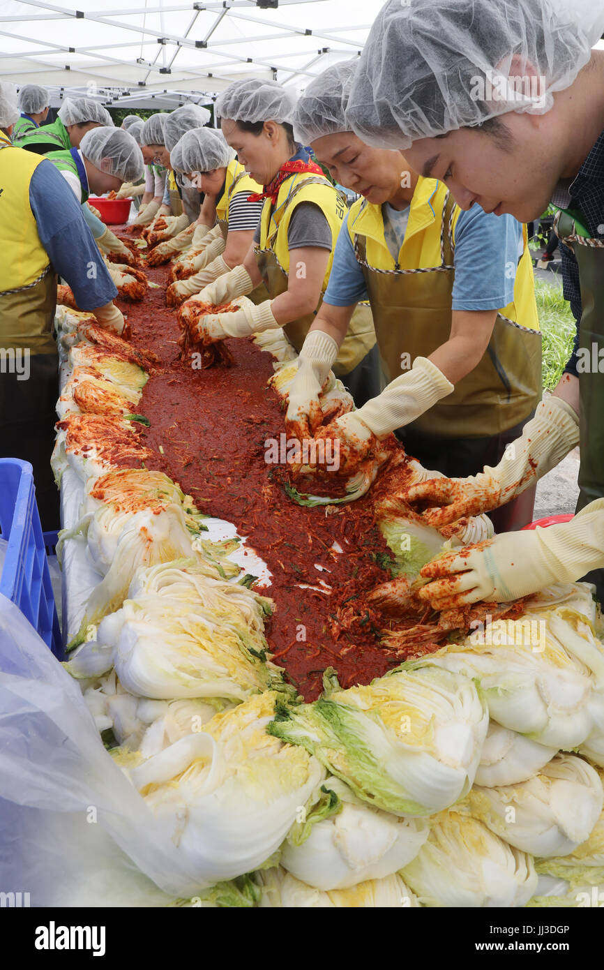 Gimhae, South Korea. 18th July, 2017. Volunteers make kimchi for needy ...