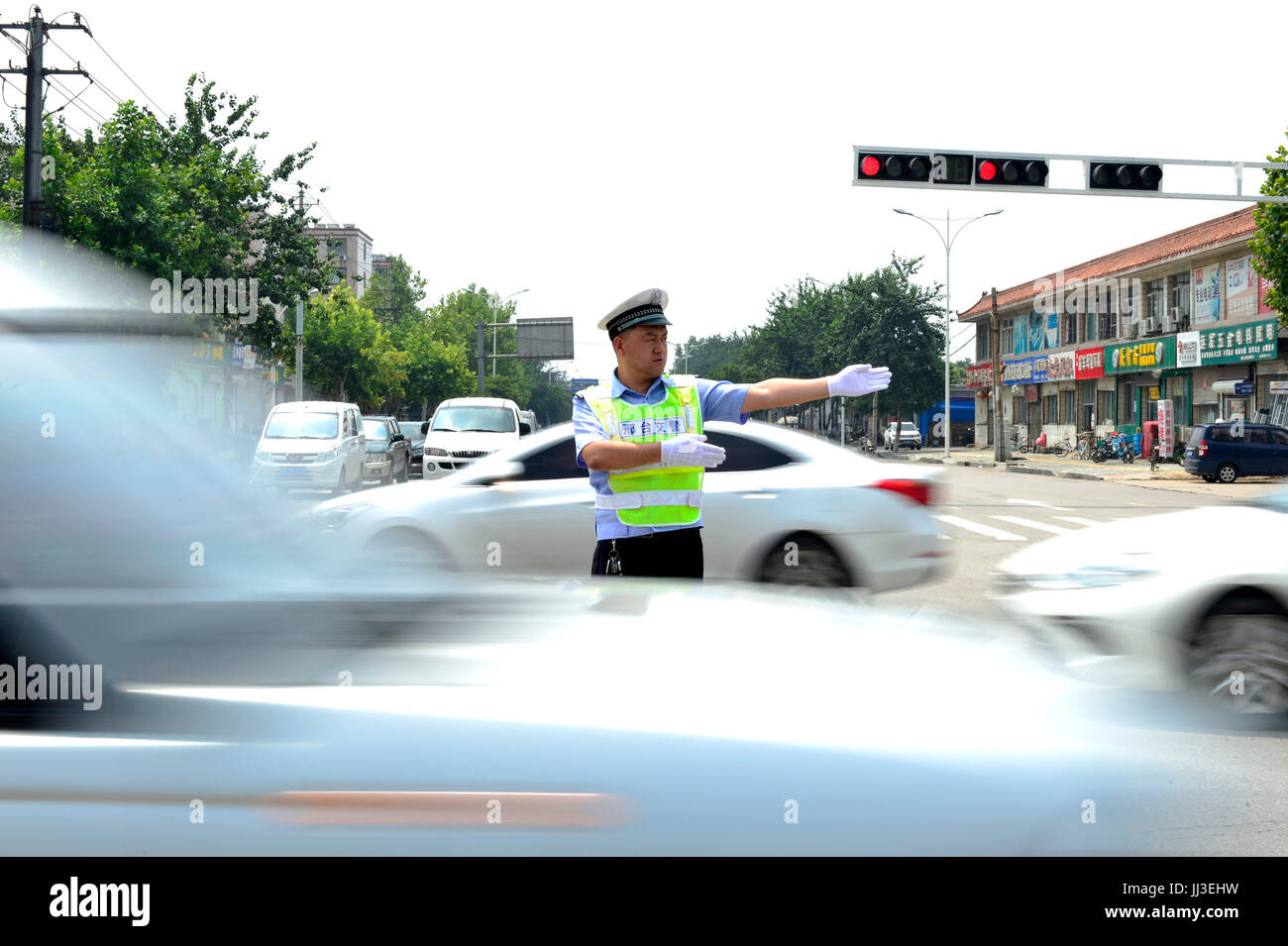 Police officer during traffic stop hi-res stock photography and images ...