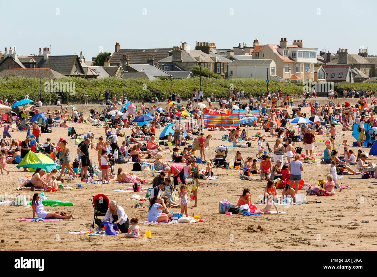 Troon, UK. 18th Jul, 2017. UK Weather. As the summer temperatures reach ...