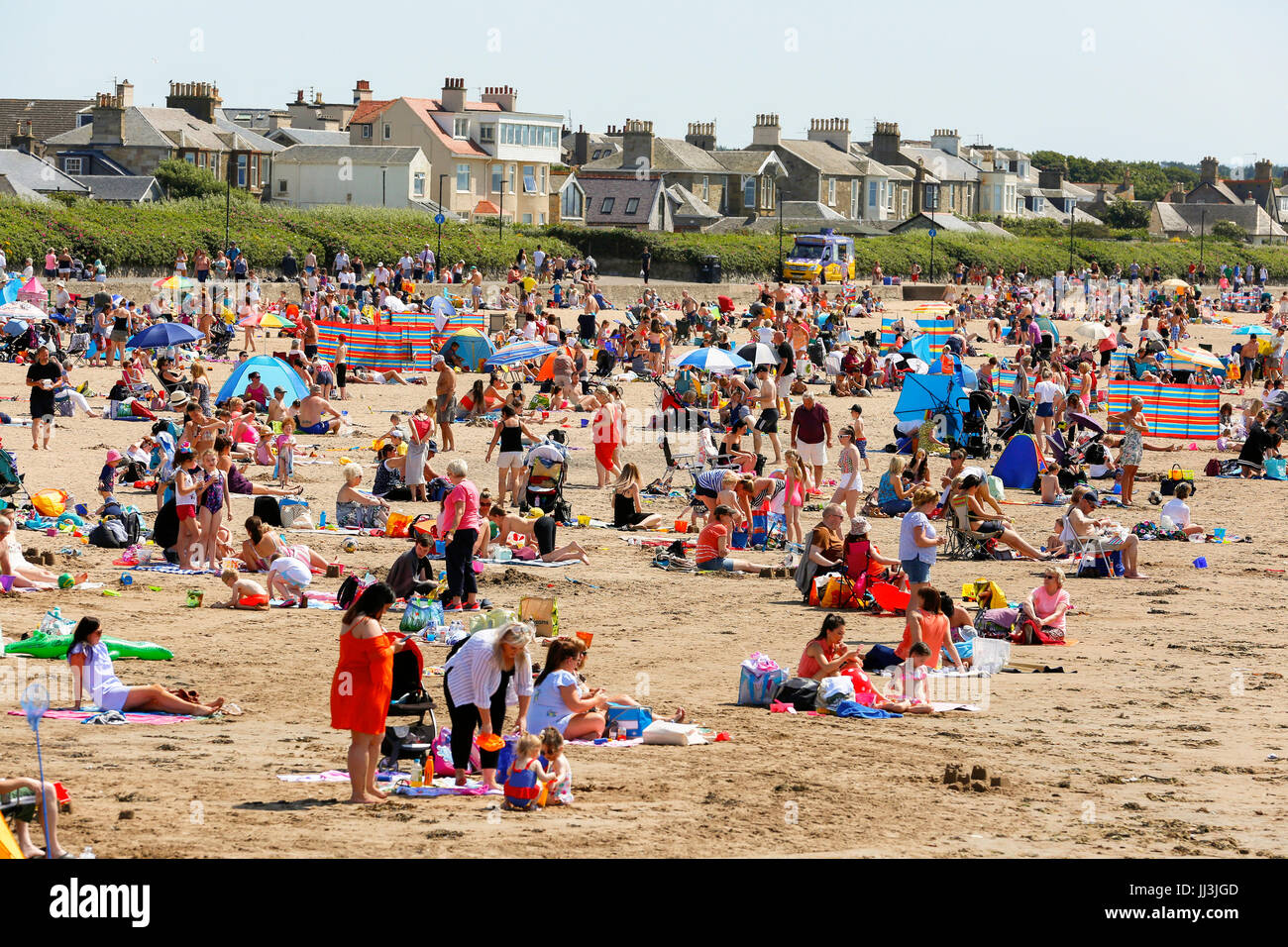 Troon, UK. 18th Jul, 2017. UK Weather. As the summer temperatures reach ...