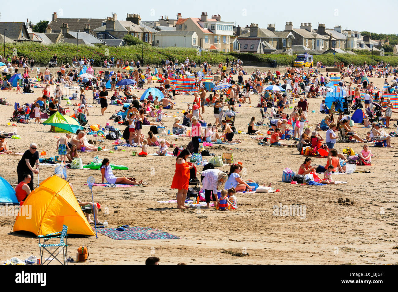 Troon, UK. 18th Jul, 2017. UK Weather. As the summer temperatures reach ...