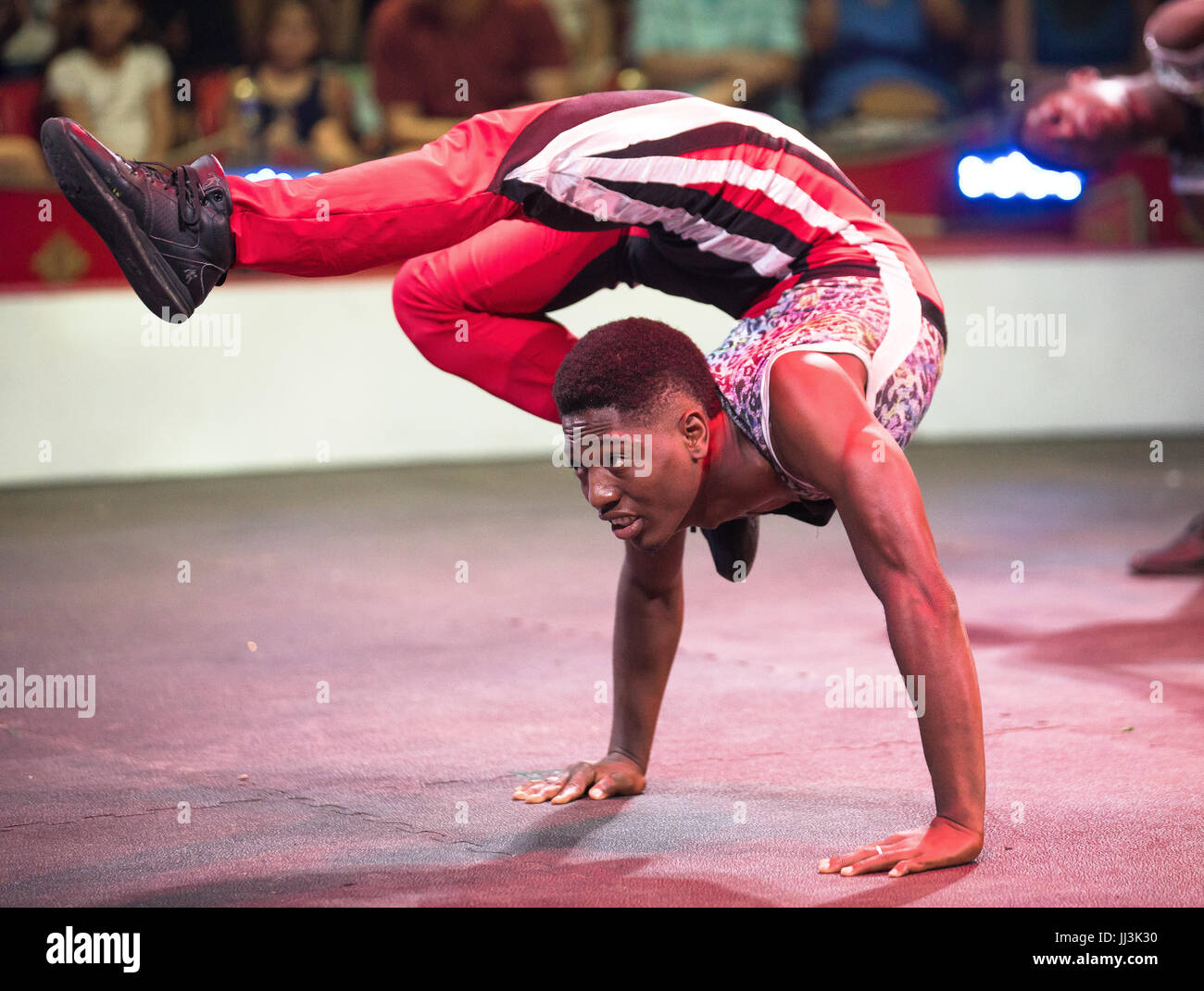 Members of the contortionist group the Bone Breakers from Conakry ...