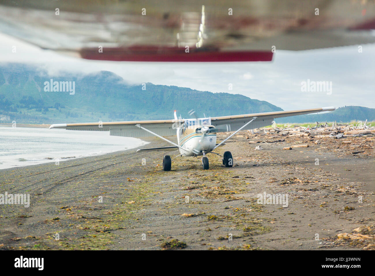 Airplane landing on the beach, Hallo Bay, Katmai Nationalpark, Alaska ...