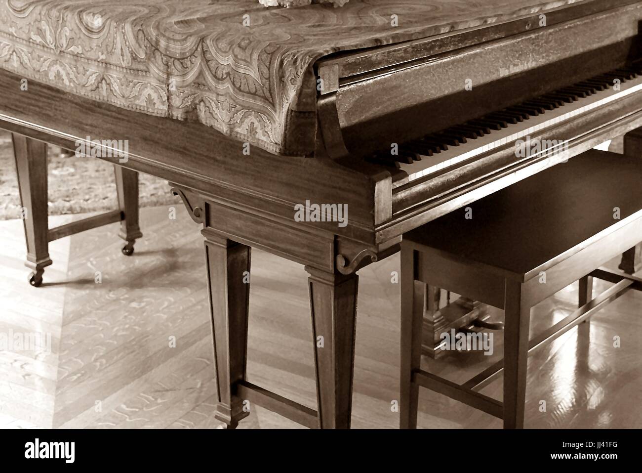 Old piano hi-res stock photography and images - Alamy