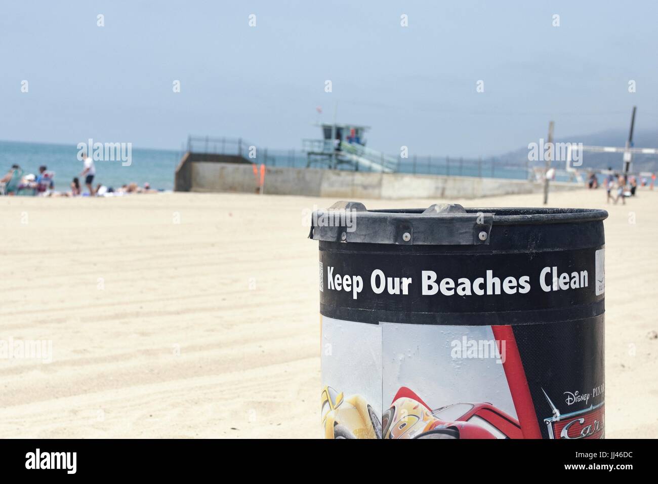 keep our beaches clean trash can on los angeles beach Stock Photo - Alamy