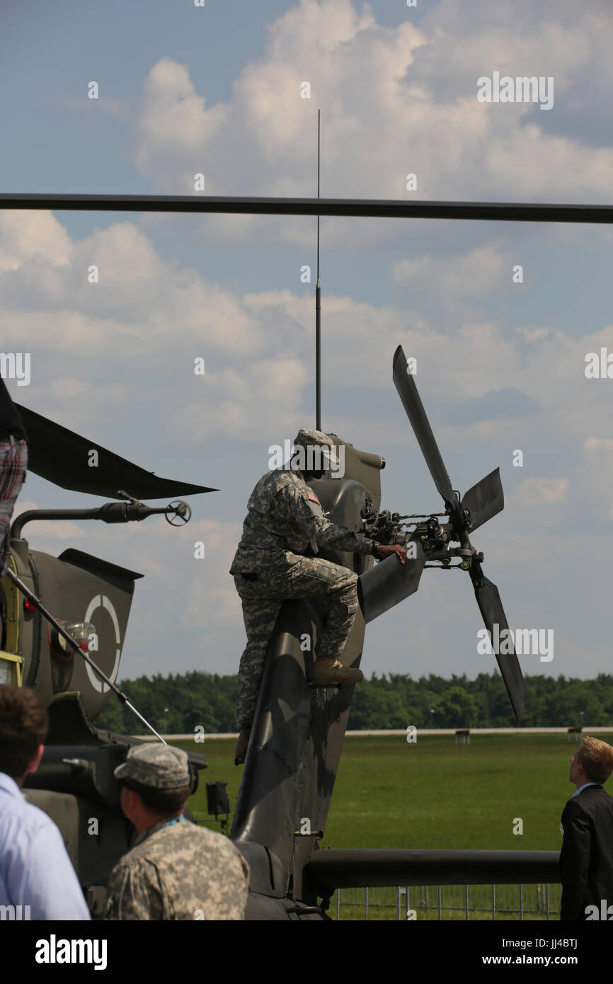 Apache mechanic hi-res stock photography and images - Alamy