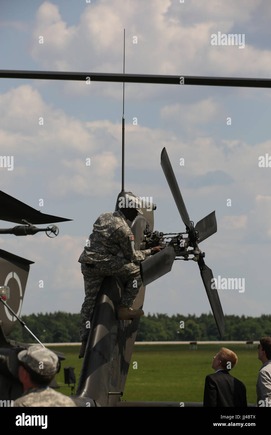 Apache mechanic hi-res stock photography and images - Alamy