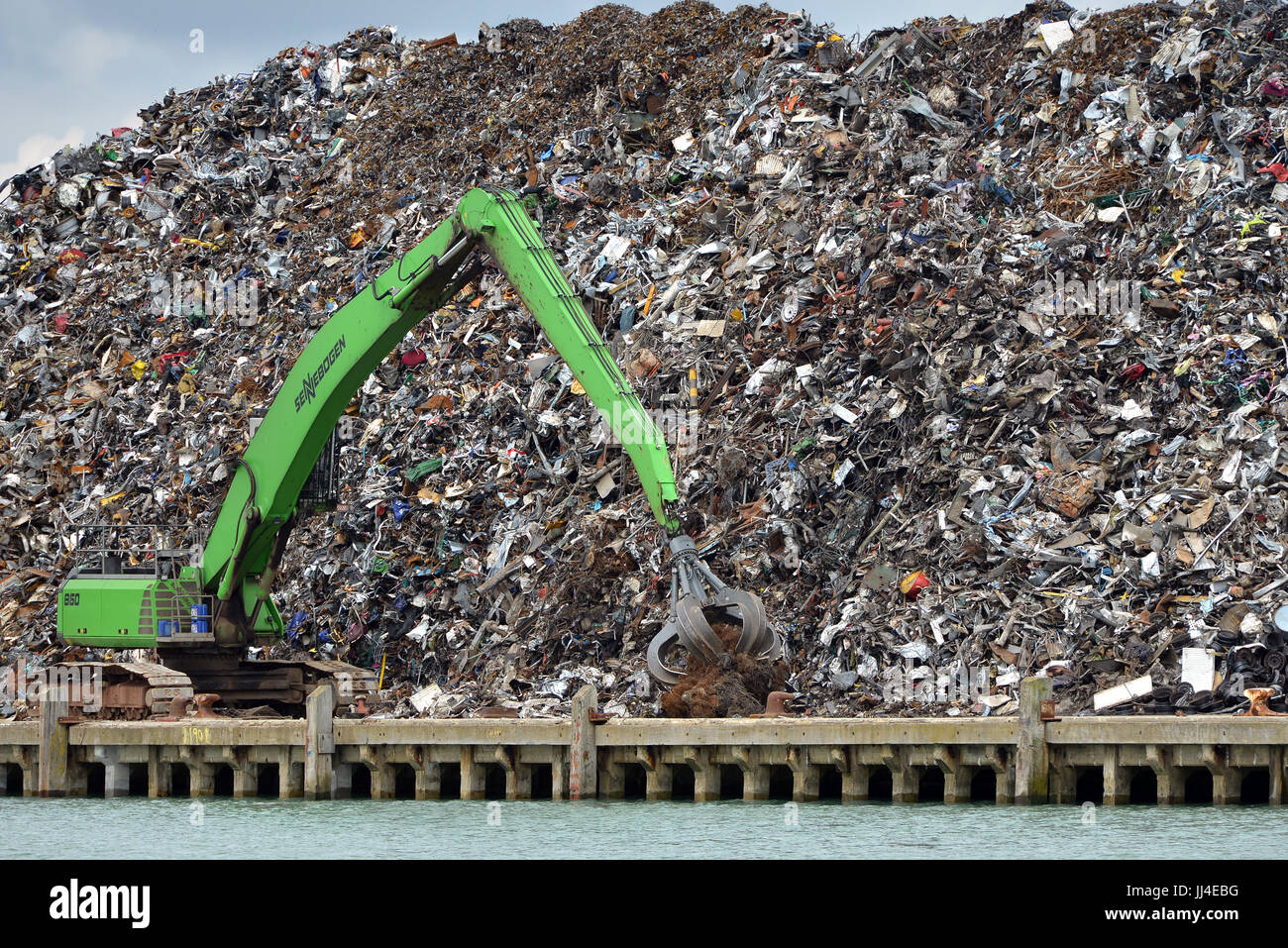 Scrap metal pile hi-res stock photography and images - Alamy