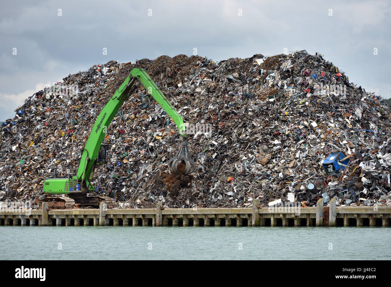 Scrap metal pile hi-res stock photography and images - Alamy