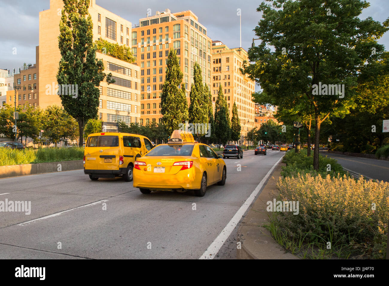 New york taxi side view hi-res stock photography and images - Alamy