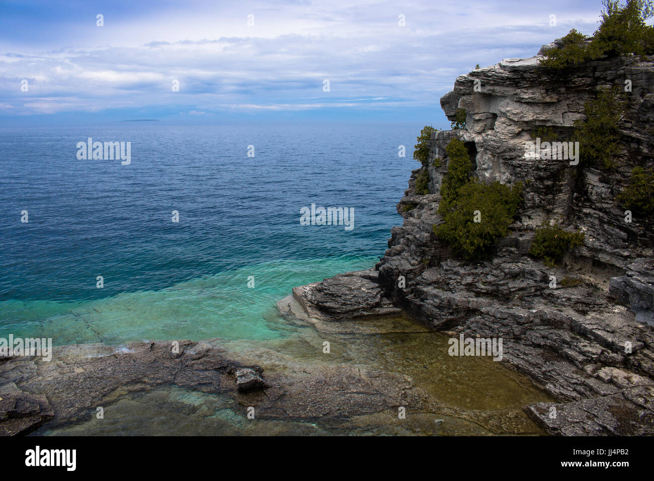 Cliff beside water hi-res stock photography and images - Alamy
