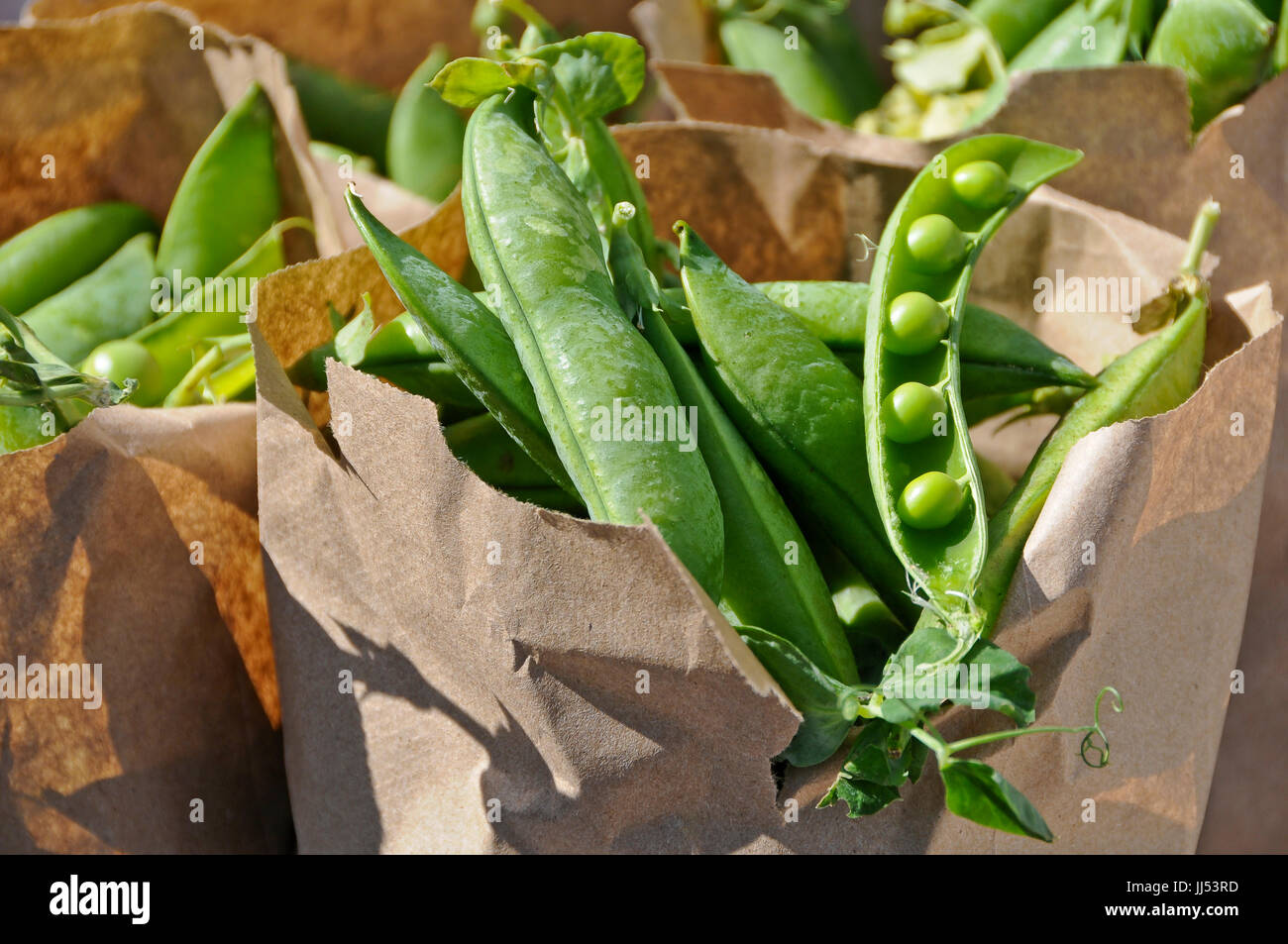 English pea hi-res stock photography and images - Alamy