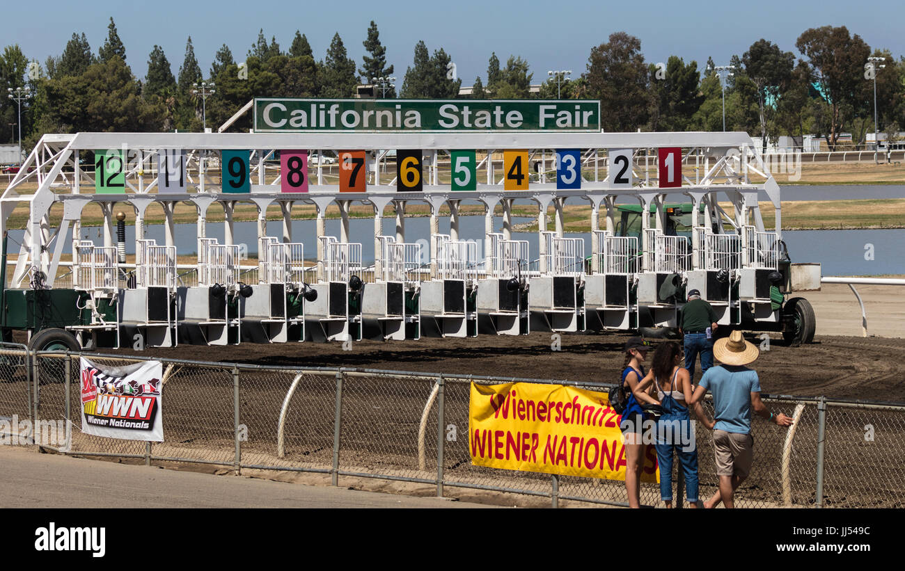 Bugler in top hat and coat plays Cal to the Post at the horse races in ...