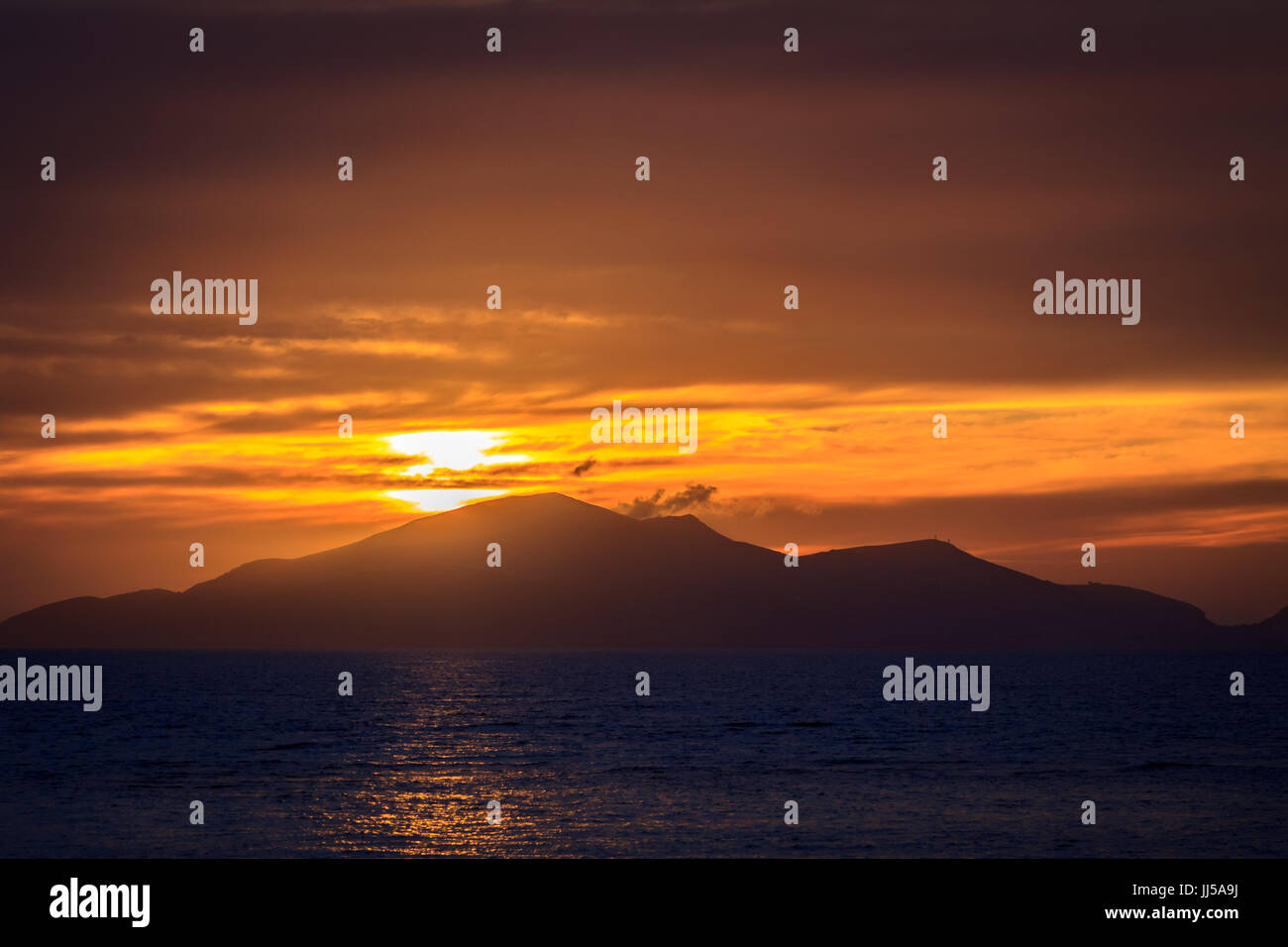 View sunset behind mountains hi-res stock photography and images - Alamy