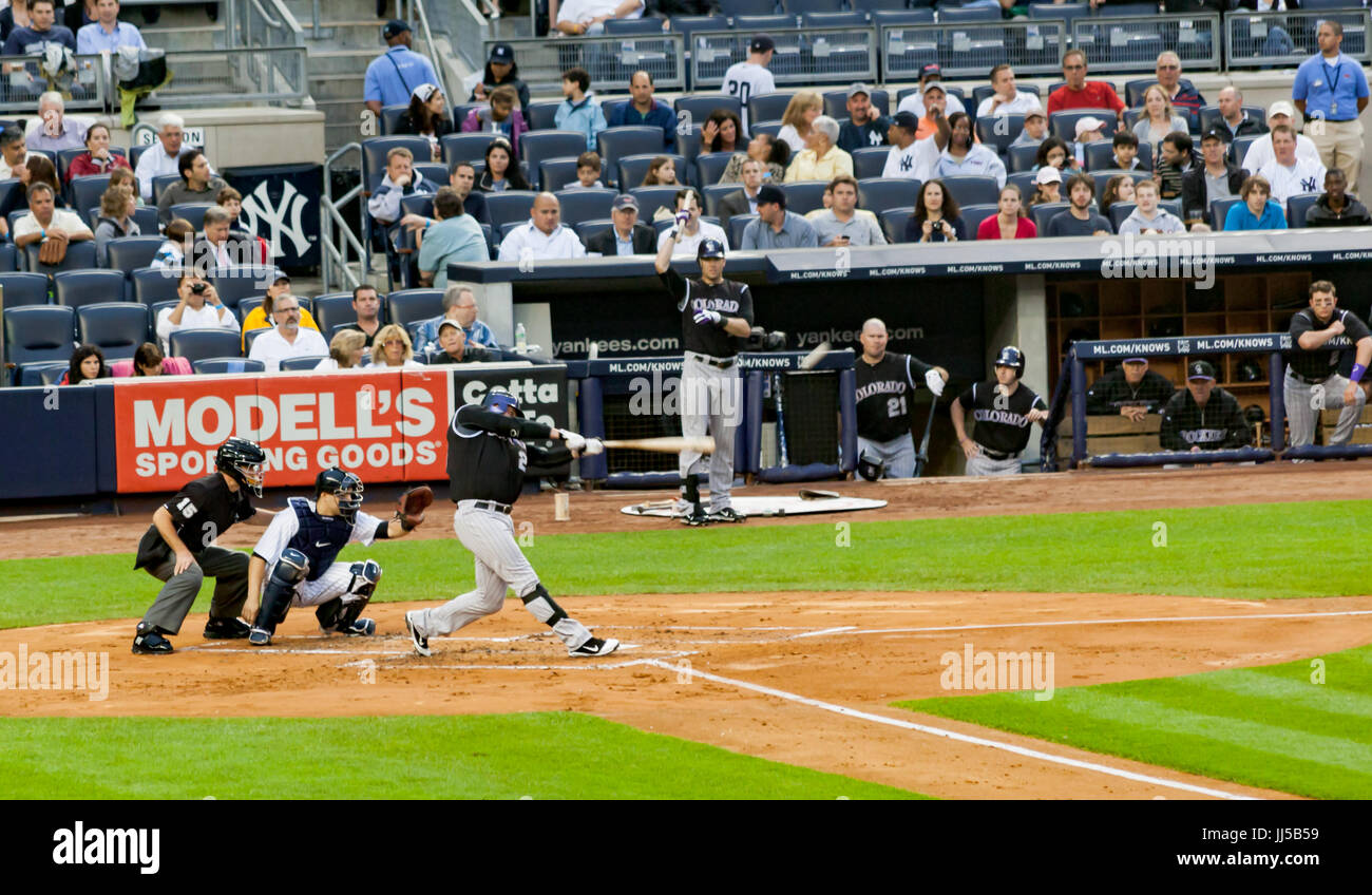 New york yankees stadium night game hi-res stock photography and images ...