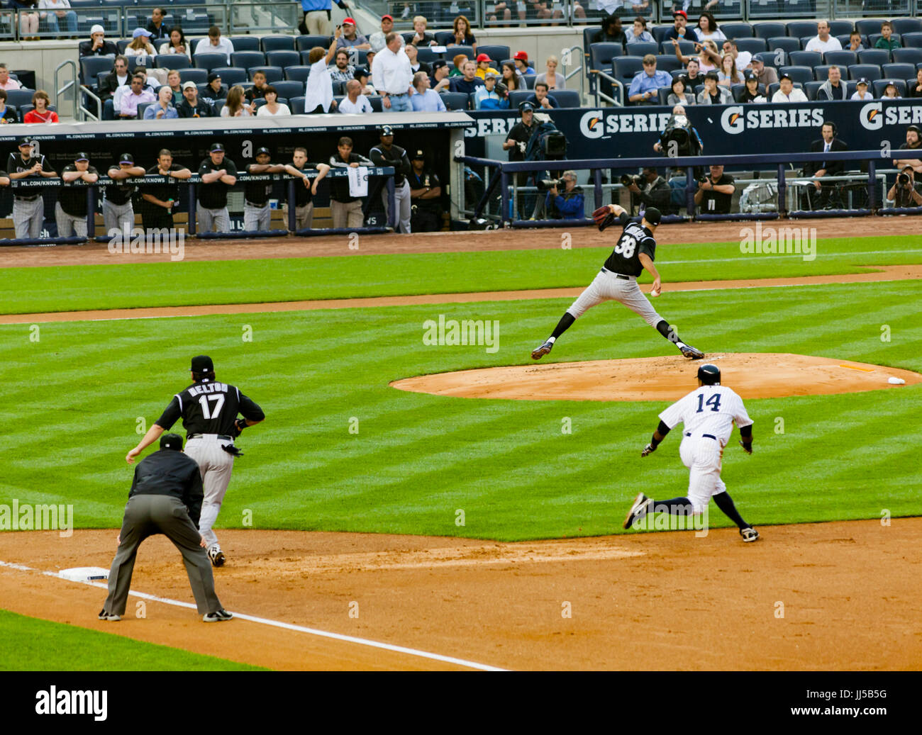 New york yankees stadium night game hi-res stock photography and images ...