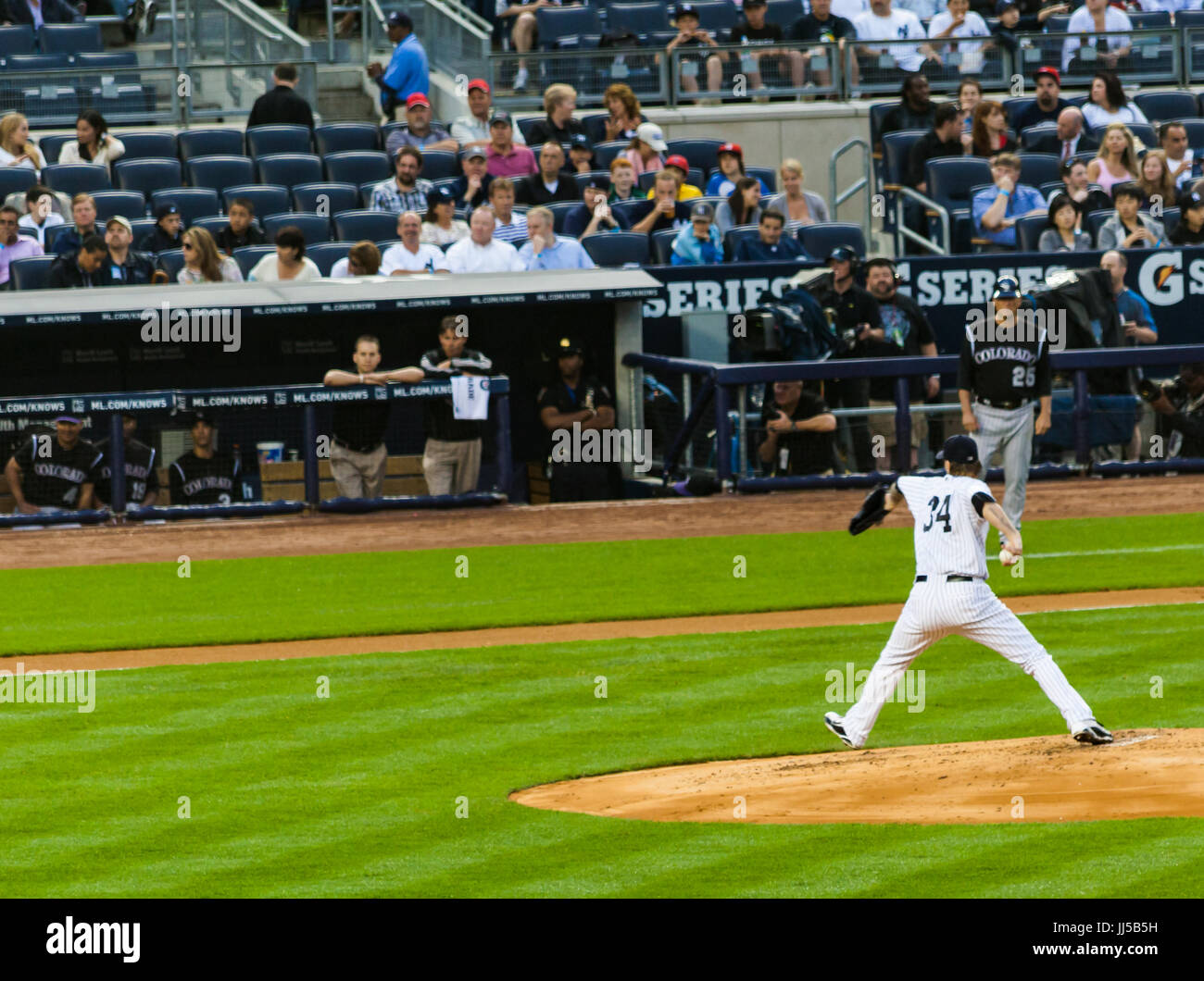 New york yankees stadium night game hi-res stock photography and images ...