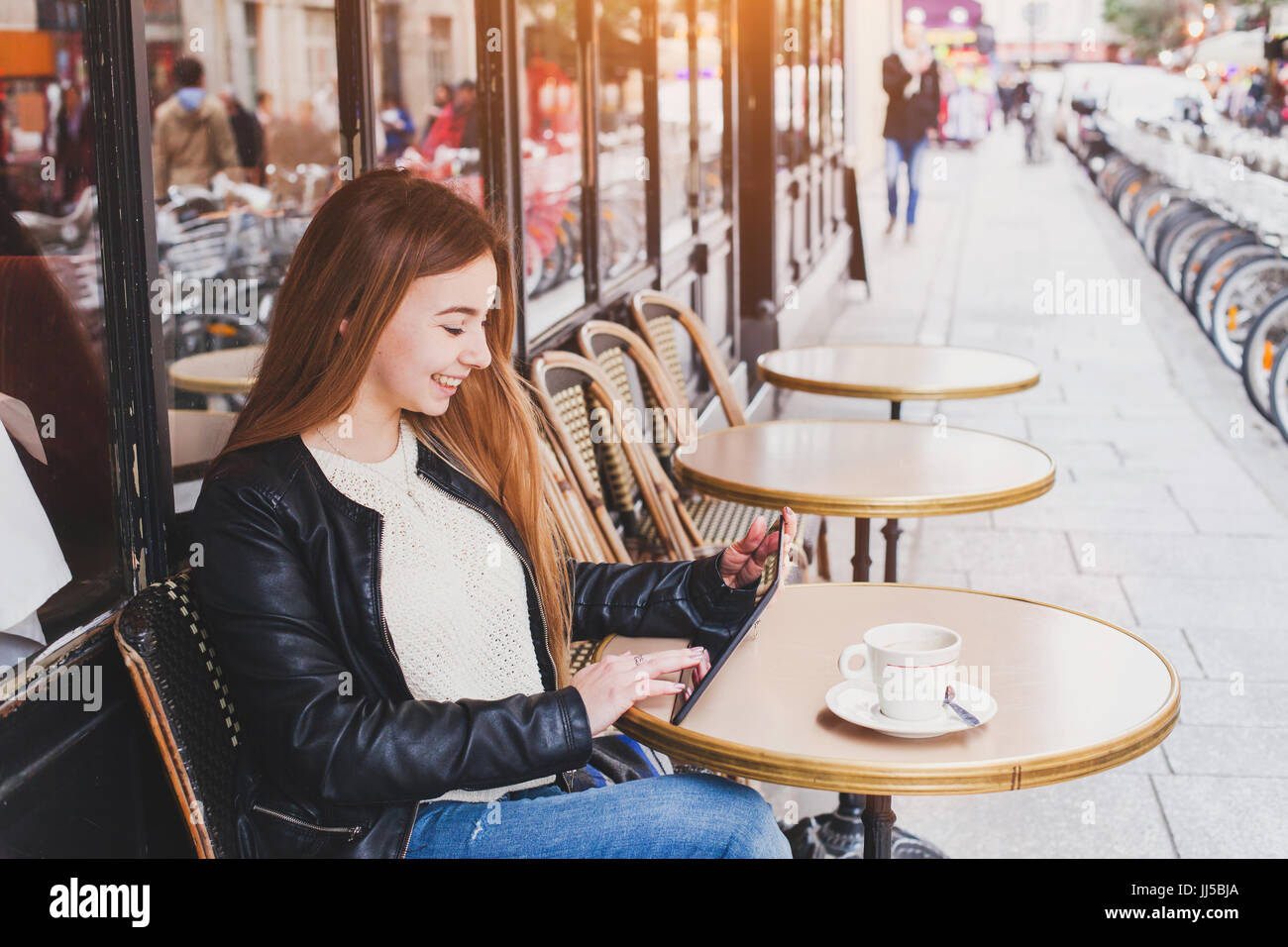 Vintage cafe woman hi-res stock photography and images - Alamy