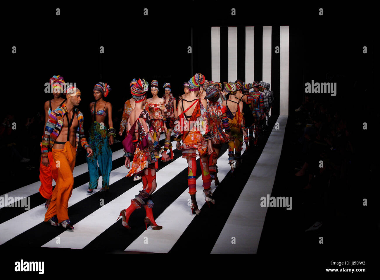 Fashion parade men women hi-res stock photography and images - Alamy
