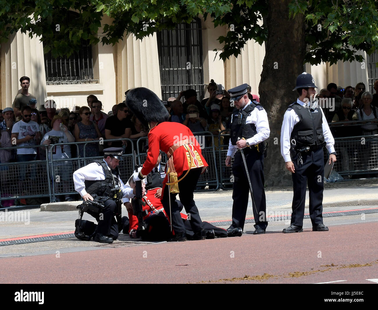 A soldier collapses during Trooping the Colour: The Queen's Birthday ...