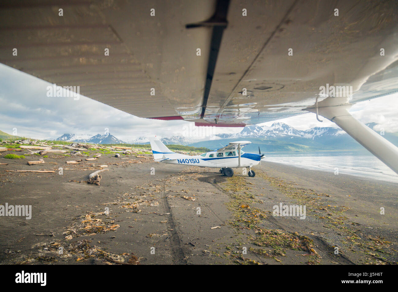 Airplane at the beach of Hallo Bay, Katmai Nationalpark, Alaska, USA ...